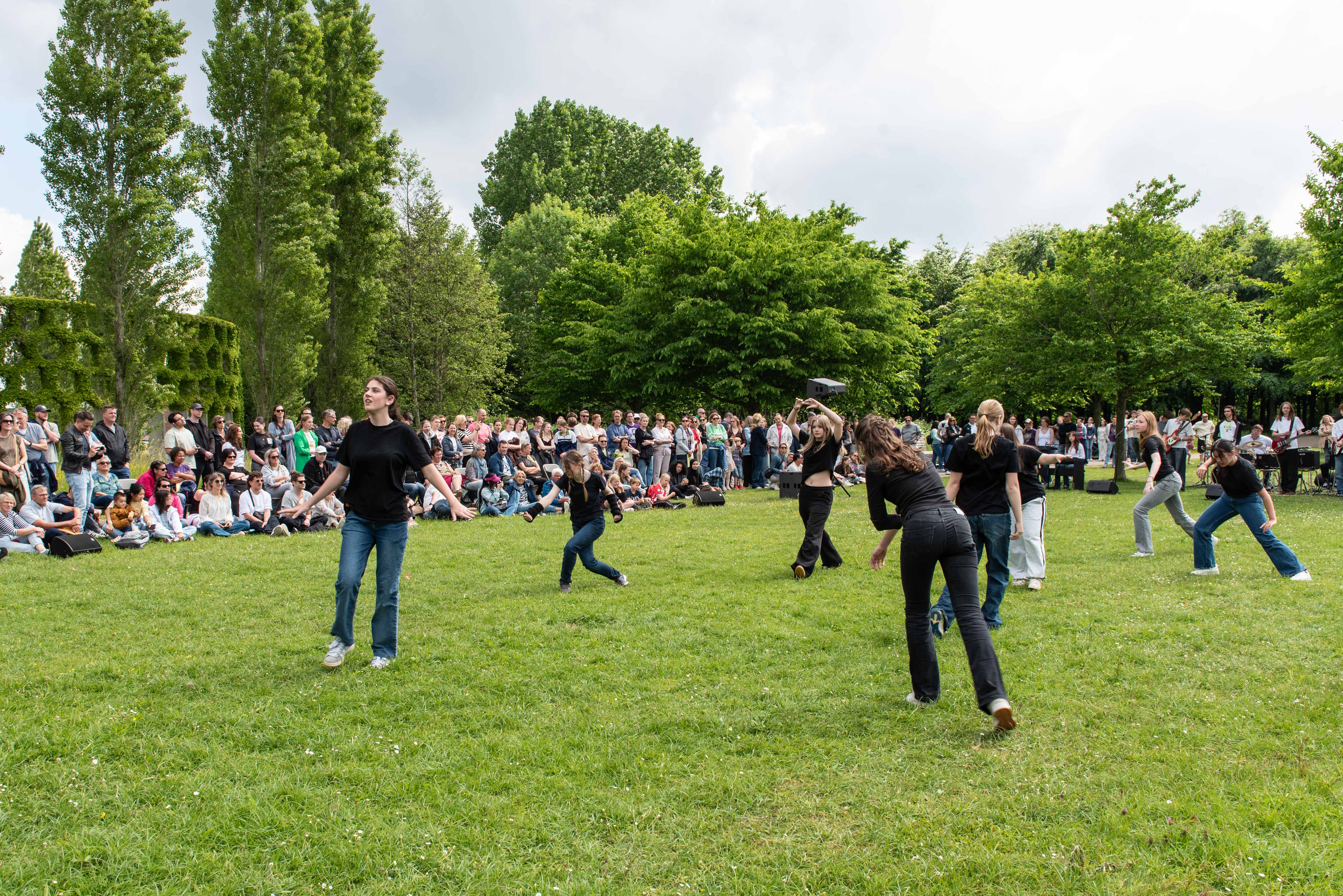 Zingende Beelden trekt veel bezoekers Máximapark - Cultuur 19